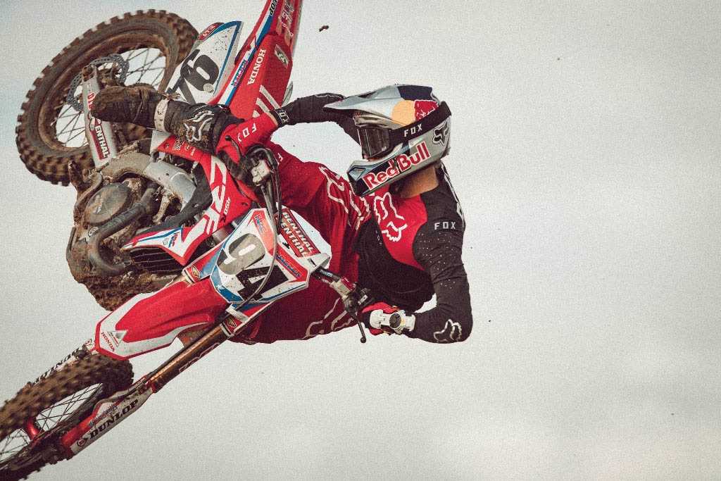 ESPECTACULARES DISEÑOS EN LA GAMA FOX RACING 2019 DE MX