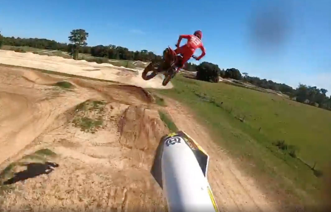 Dean Wilson y Jett Lawrence jugando al pilla pilla -vídeo- MX1Onboard.com